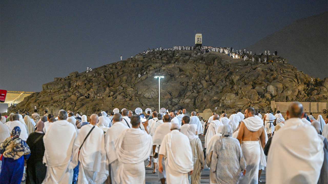 Jemaah haji berhimpun di Jabal Al-Rahmah pada Hari Arafah | Awani